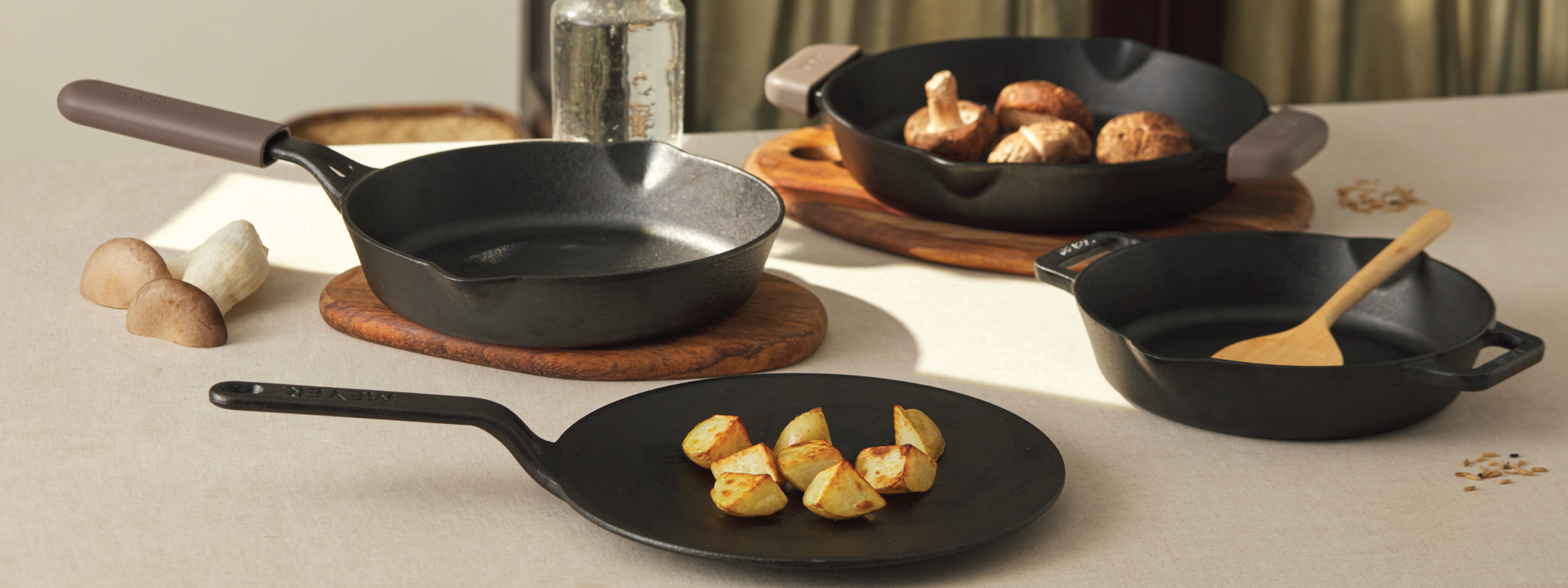 How Does Cast Iron Help in Cooking With Less Oil? - PotsandPans India